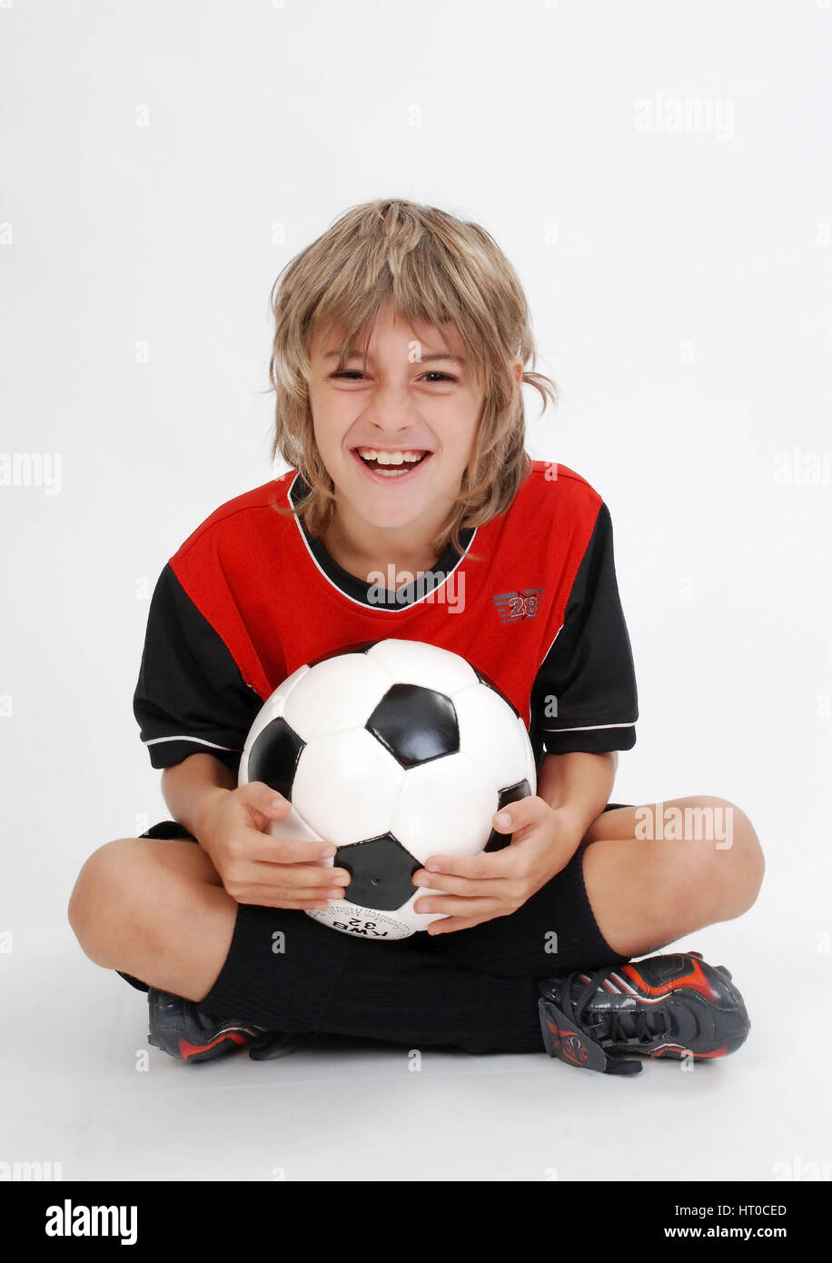 Junge mit Fu?ball - boy with football Stock Photo - Alamy