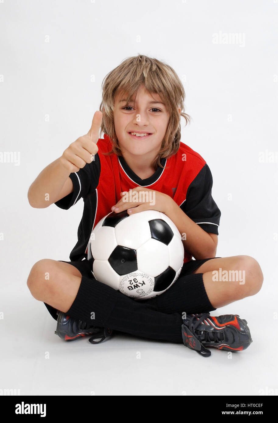 Junge mit Fu?ball - boy with football Stock Photo - Alamy