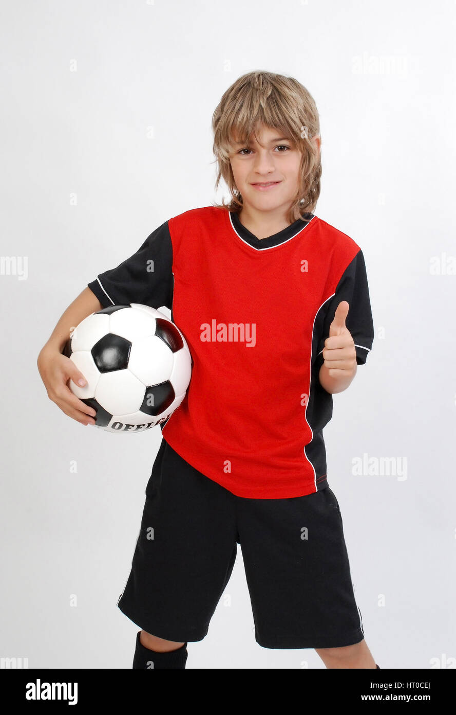 Junge mit Fu?ball - boy with football Stock Photo - Alamy