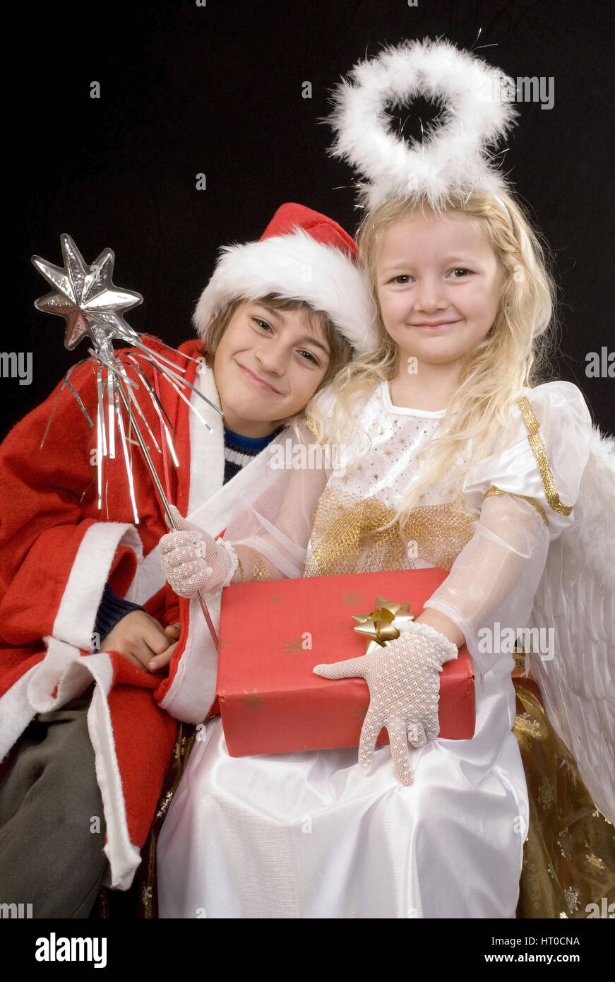 Kinder als Weihnachtsmann und Christkind verkleidet - children as Santa ...