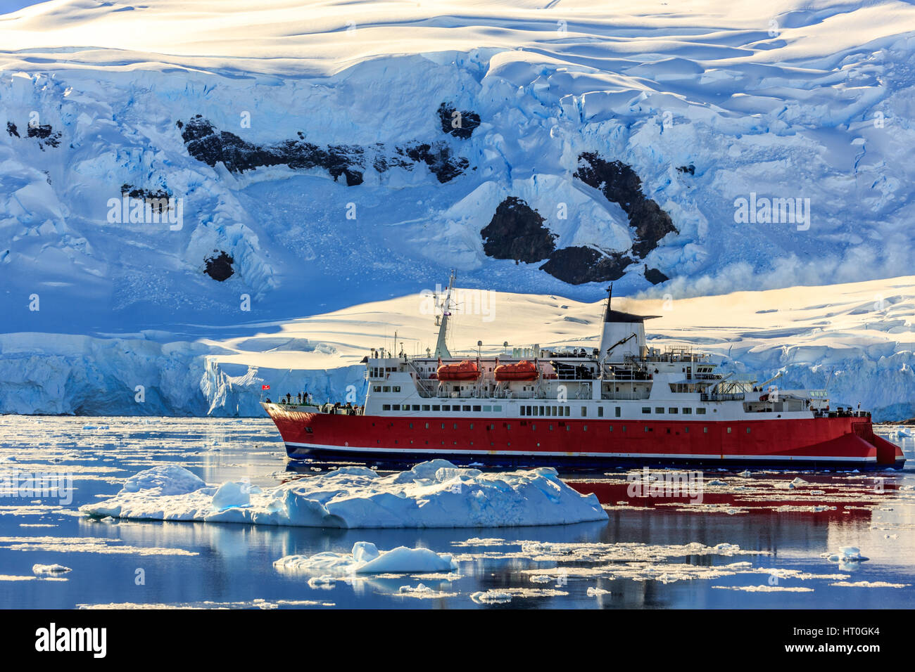 Red ship and icebergs hi-res stock photography and images - Alamy
