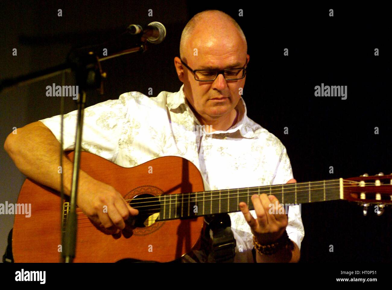 Man with guitar 2000s hi-res stock photography and images - Alamy