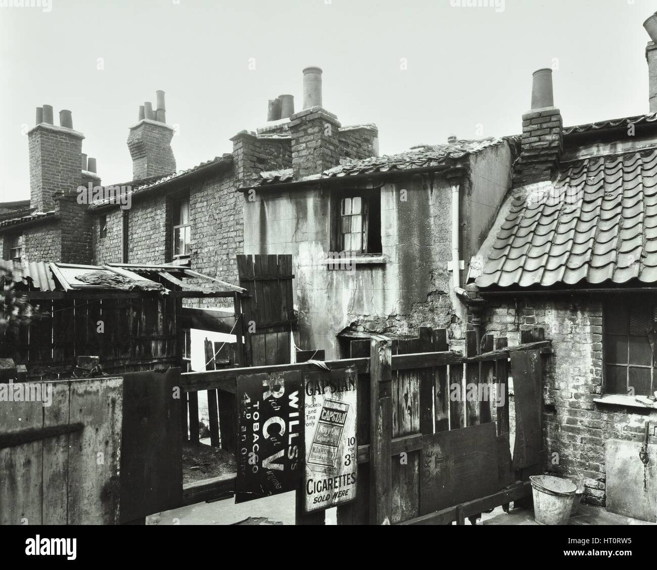 Slum housing 1920s hi-res stock photography and images - Alamy