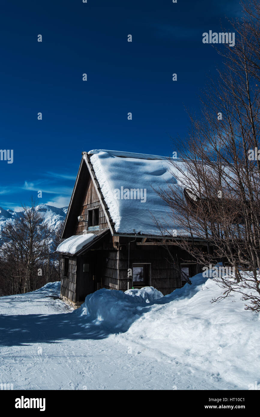 Beautiful cabin in snow hi-res stock photography and images - Alamy