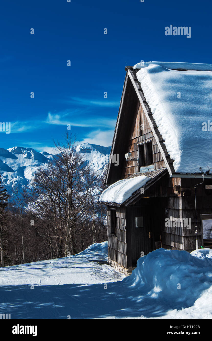 Snow cottage mountain hi-res stock photography and images - Alamy