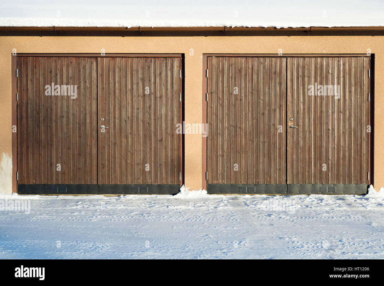 Roof snow garage hi-res stock photography and images - Alamy