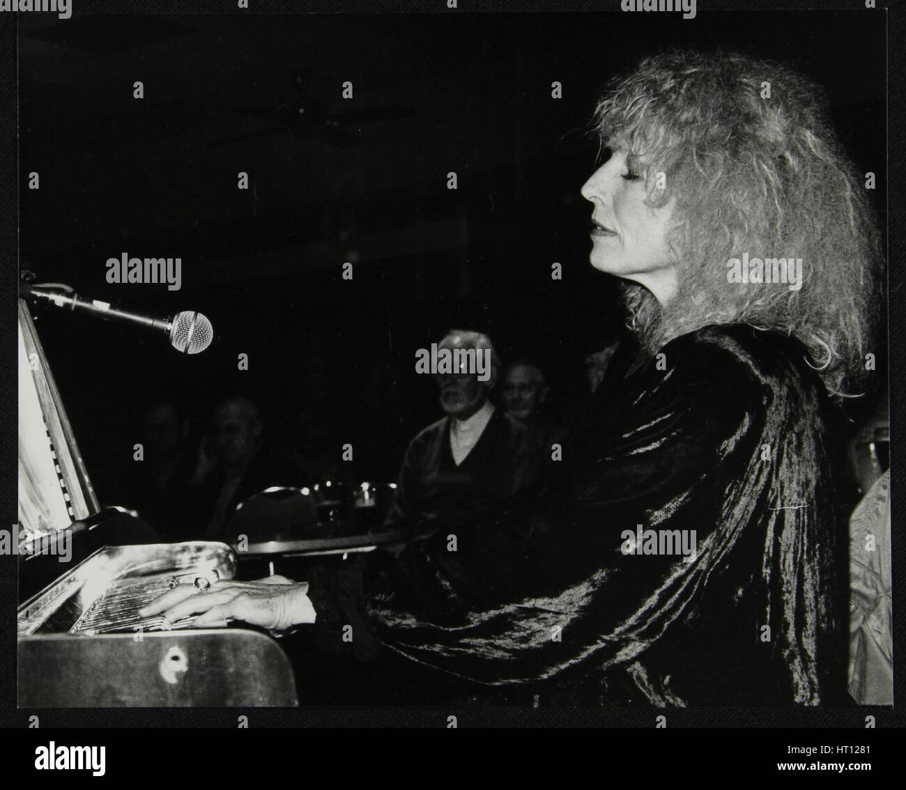 1990s singer performing hi-res stock photography and images - Alamy