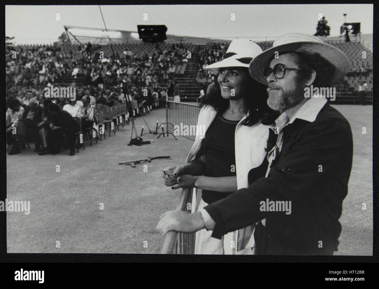 Seventies fashion 1977 hi-res stock photography and images - Alamy