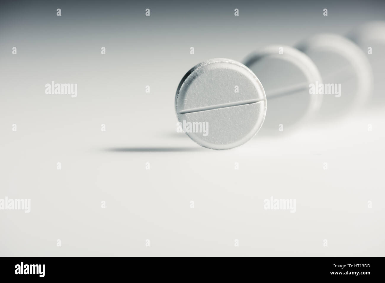 White medical tablets hi-res stock photography and images - Alamy