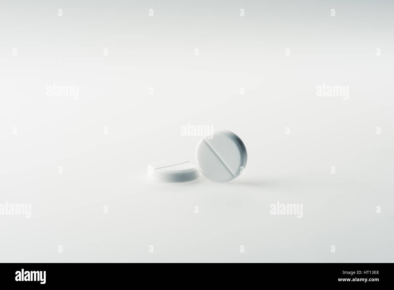 White medical tablets hi-res stock photography and images - Alamy