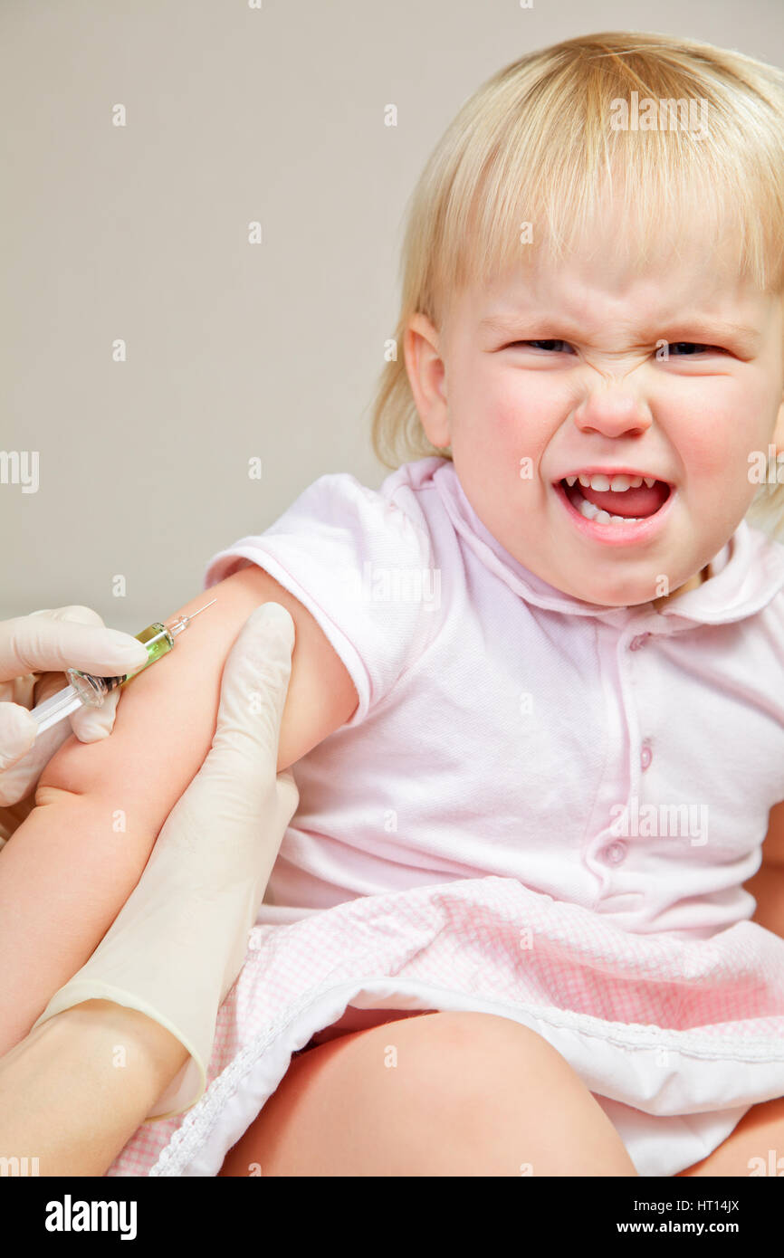 Doctor giving a child an intramuscular injection in arm Stock Photo - Alamy