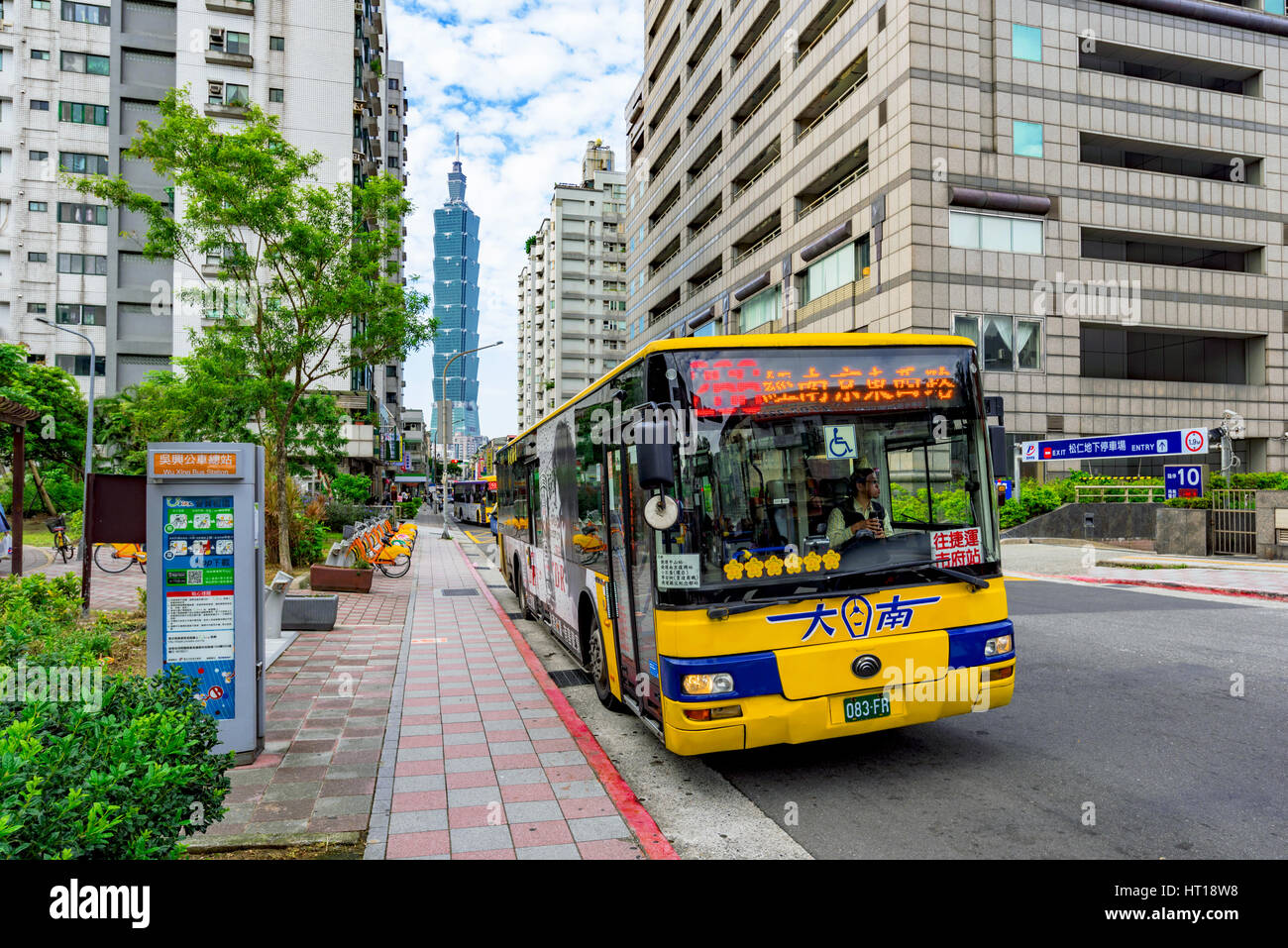 Bus stop and buildings hi-res stock photography and images - Alamy