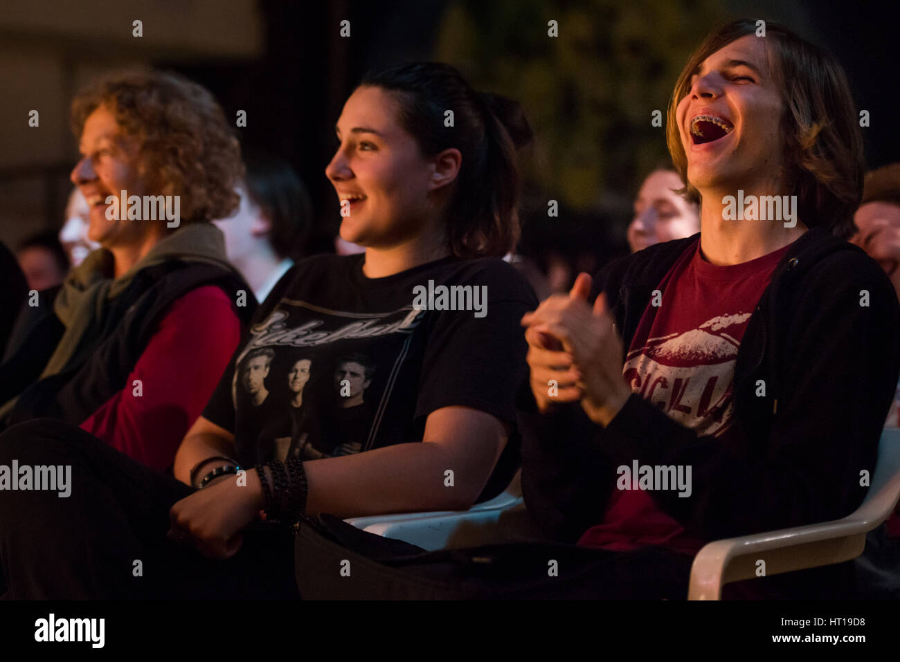 Laughing audience show hi-res stock photography and images - Alamy