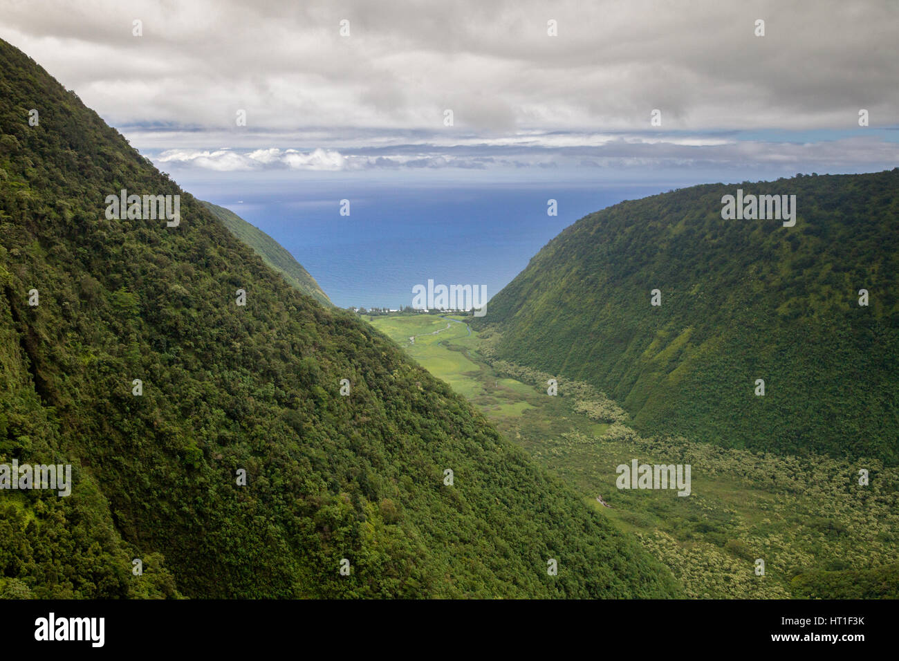 Hawaii big island waimanu valley hi-res stock photography and images ...