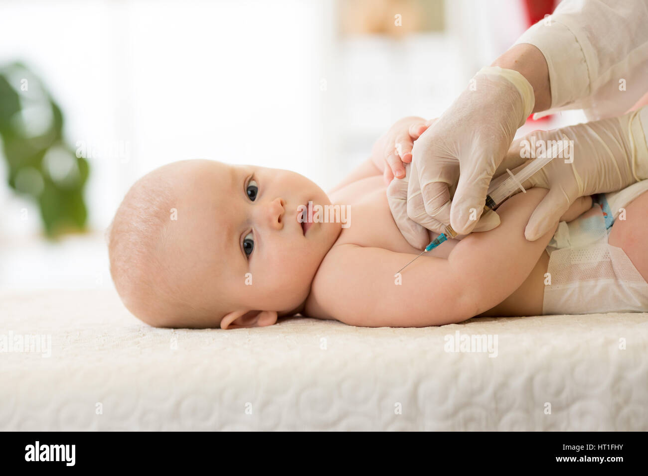Doctor giving child injection hi-res stock photography and images - Alamy