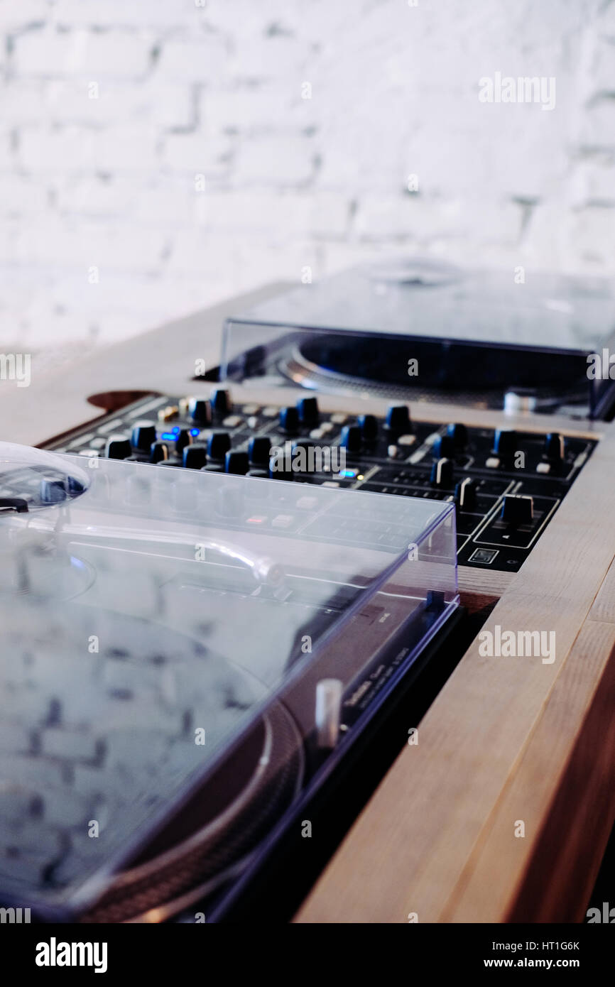 Vintage turntable console in wooden frame Stock Photo - Alamy