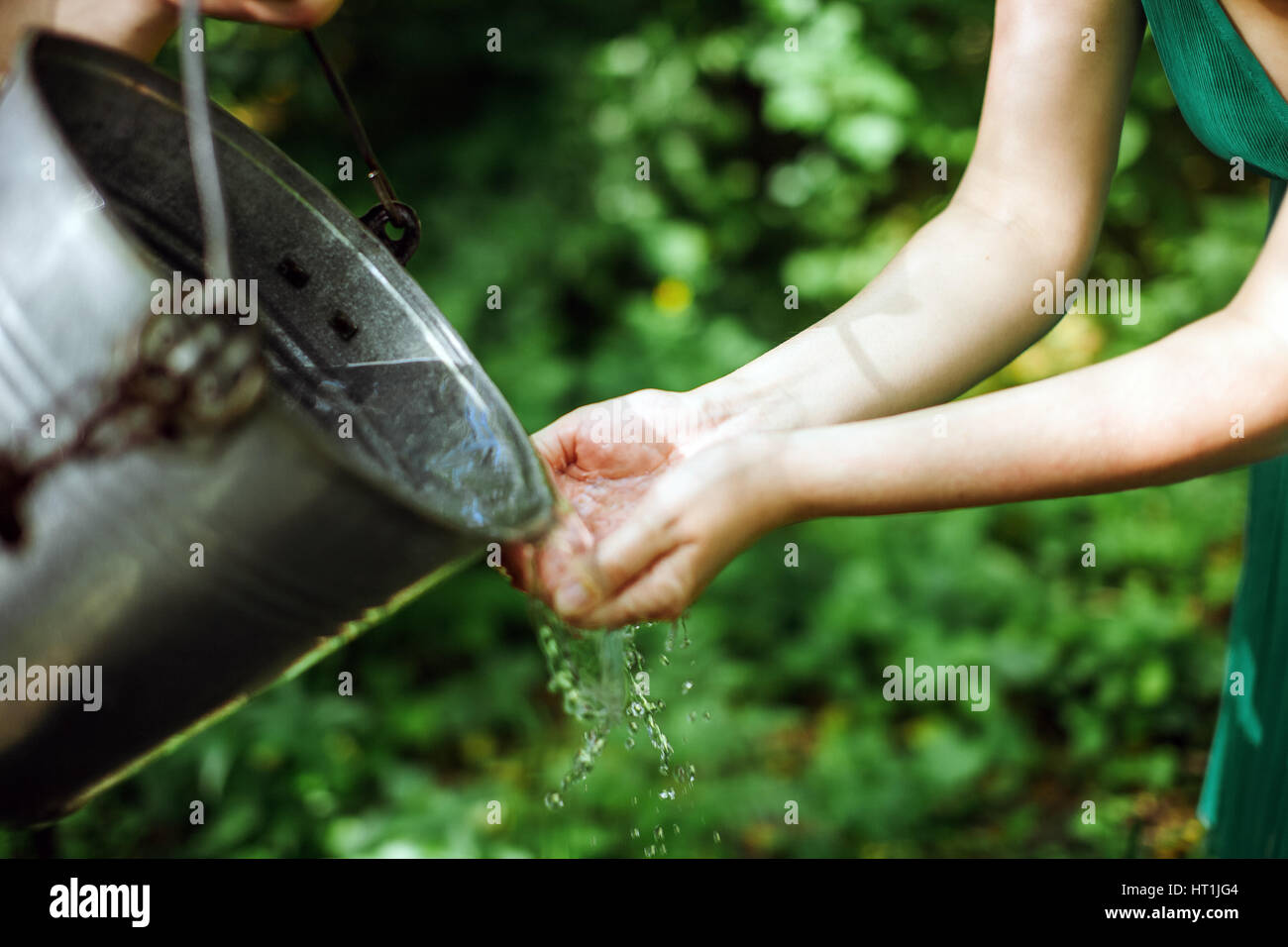 People fill drinking water hi-res stock photography and images - Alamy