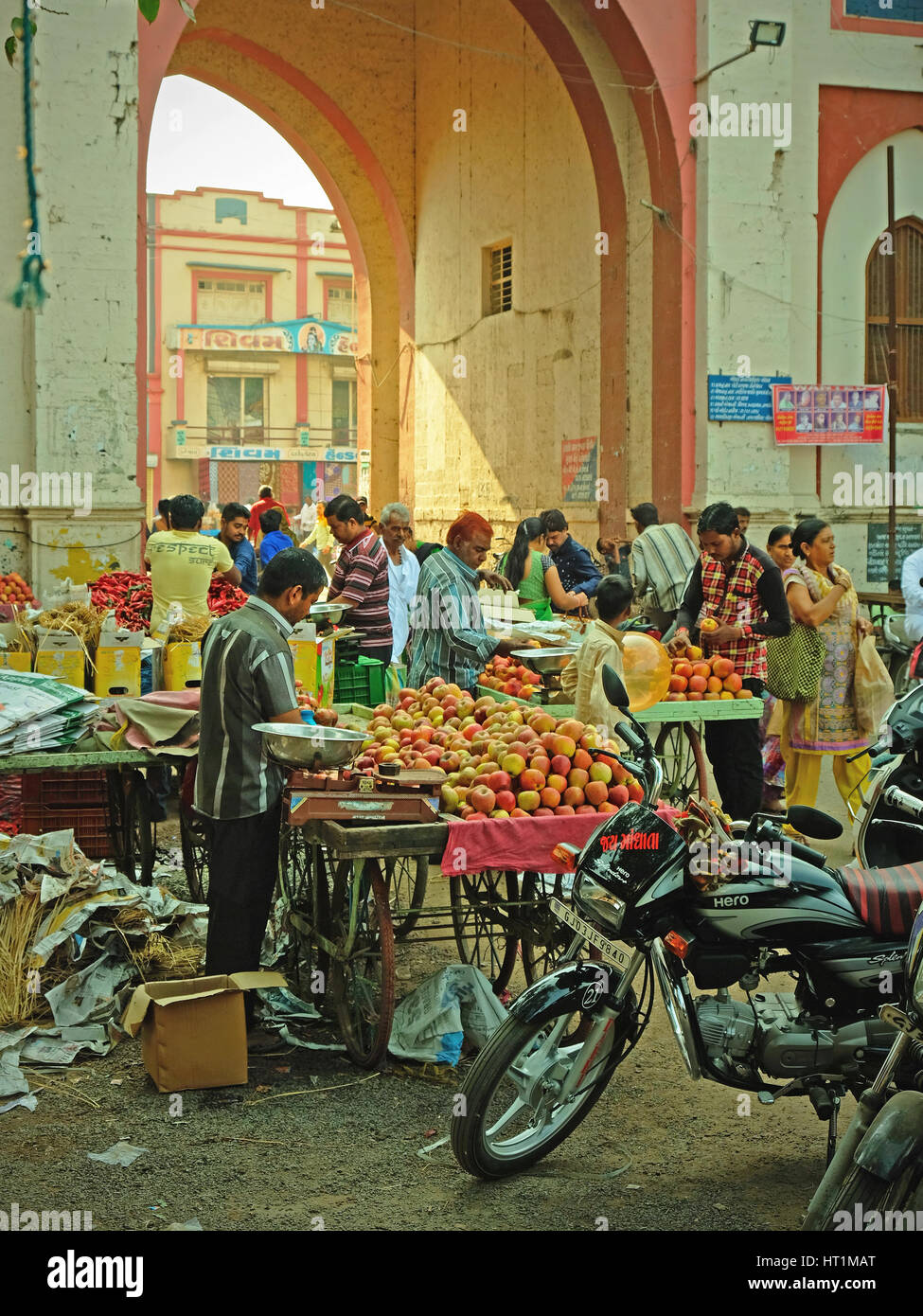 Haggling market asia hi-res stock photography and images - Alamy