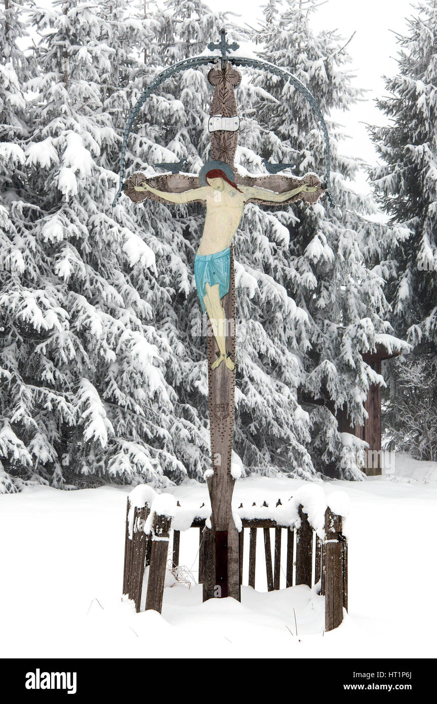 Snow covered wooden cross with Jesus Stock Photo - Alamy