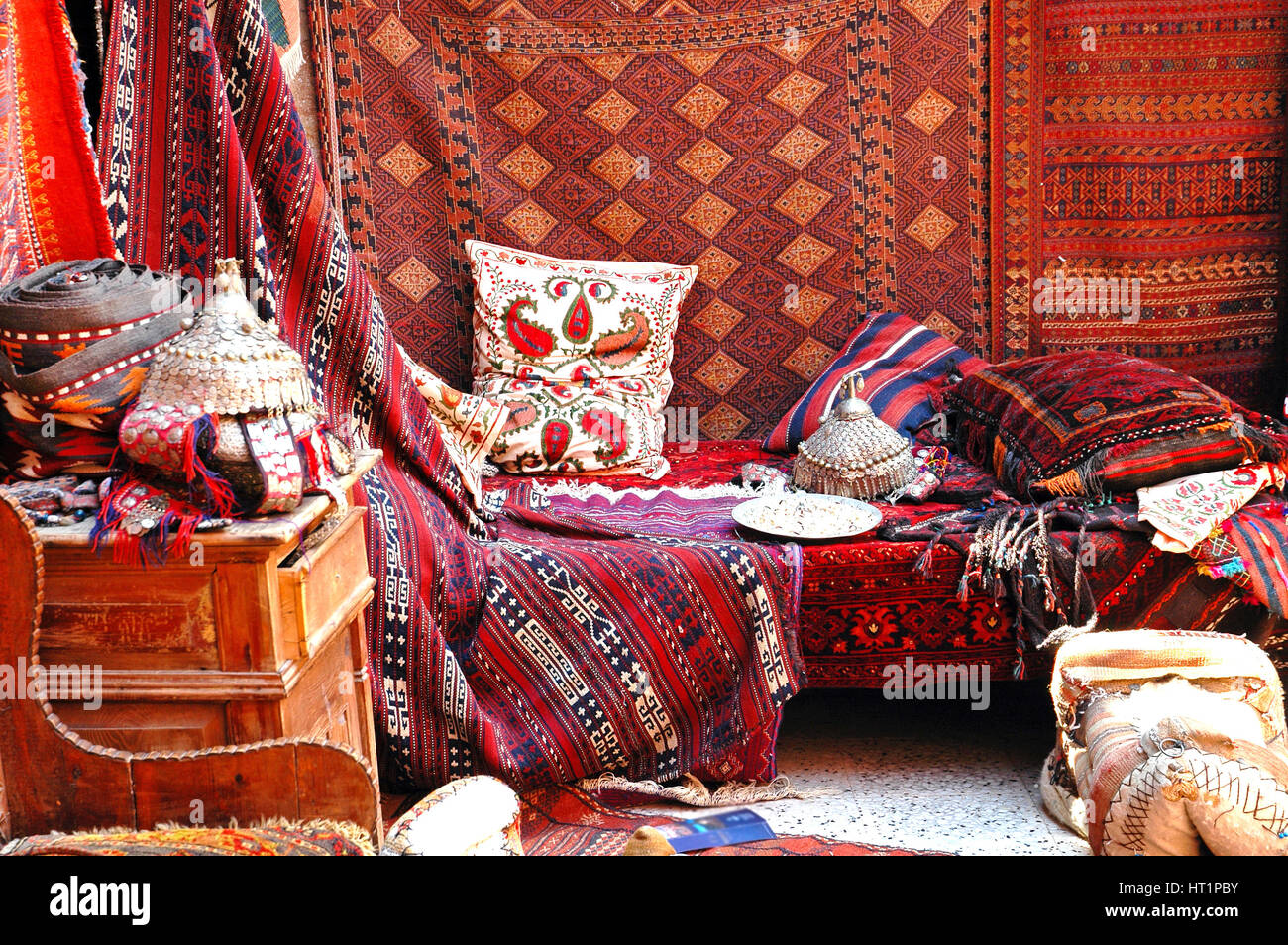 Turkish bazaar, carpet market Stock Photo - Alamy