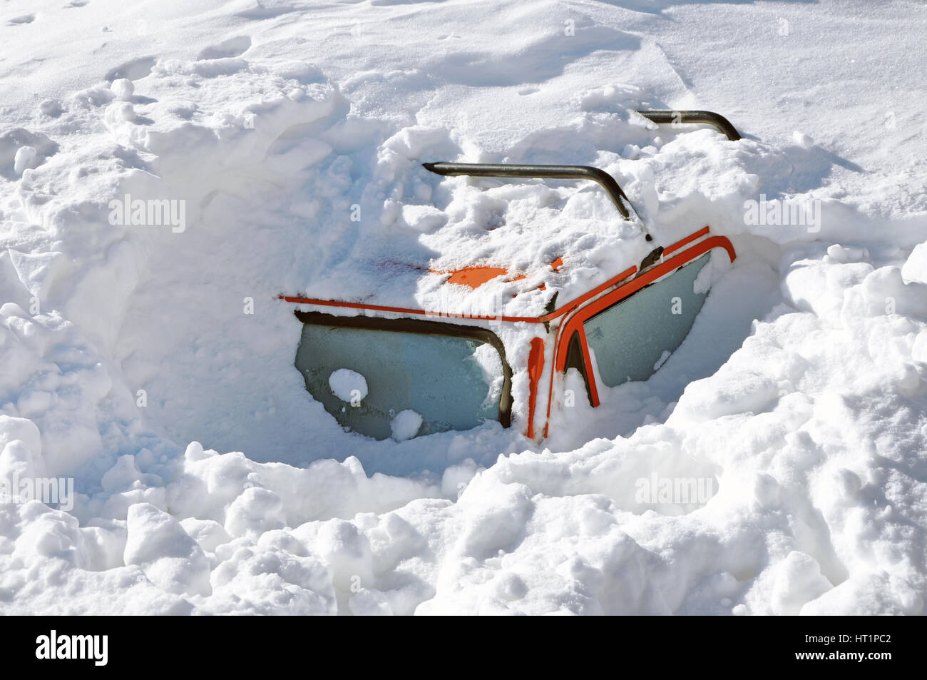 Snow covered car in the winter blizzard Stock Photo - Alamy