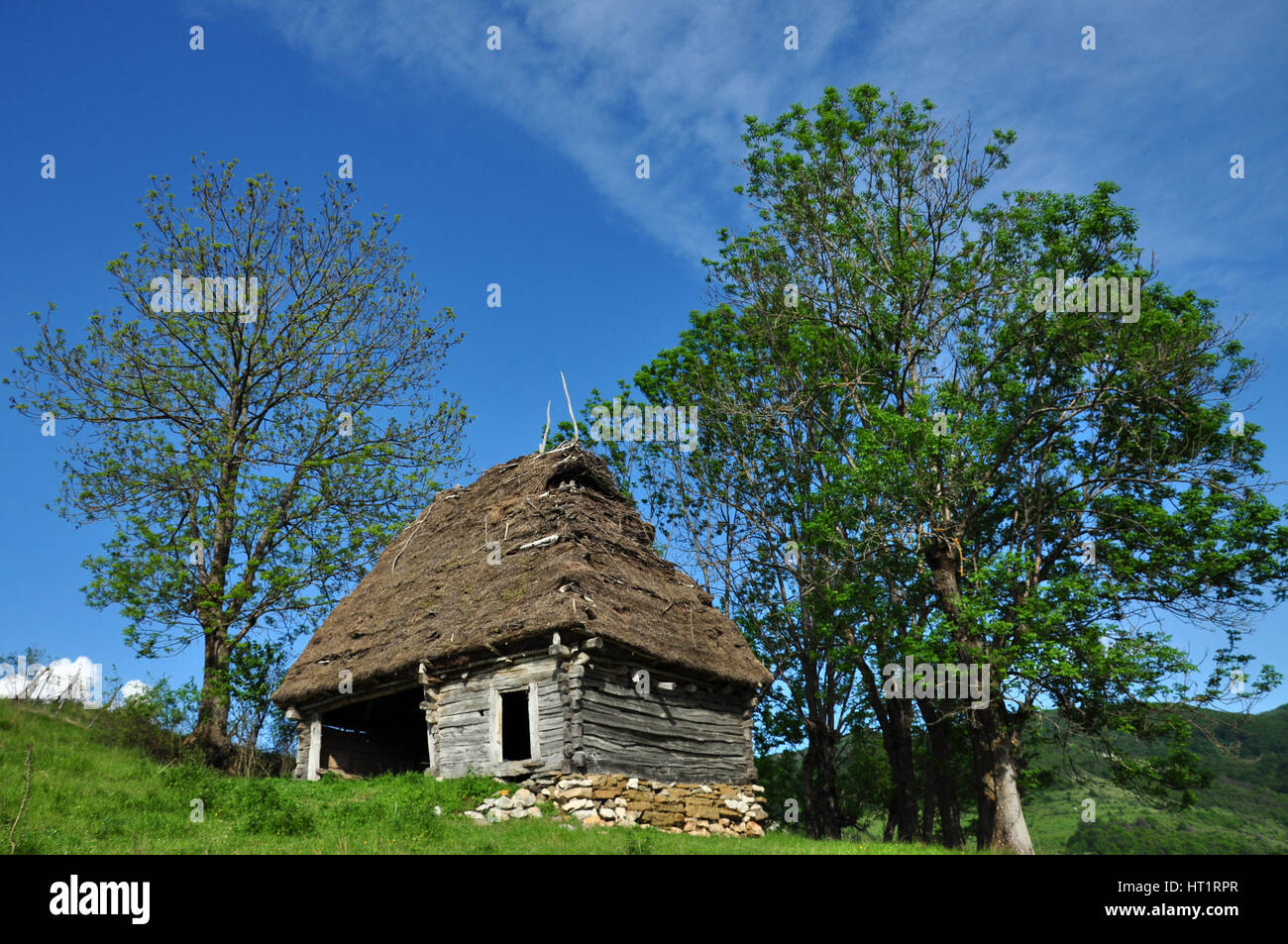 Traditional Romanian wooden barn with thatched roof Stock Photo - Alamy
