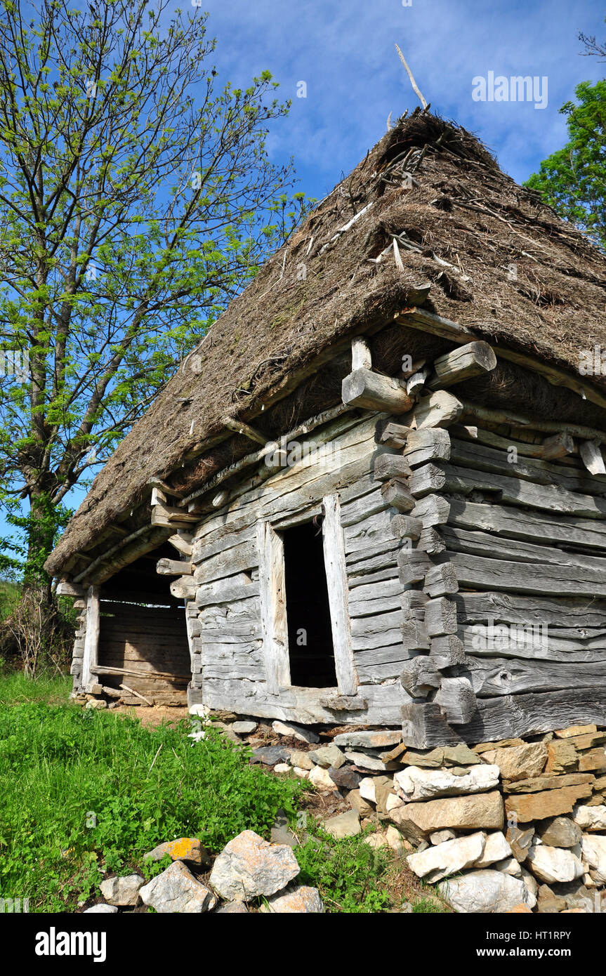 Traditional Romanian wooden barn with thatched roof Stock Photo - Alamy