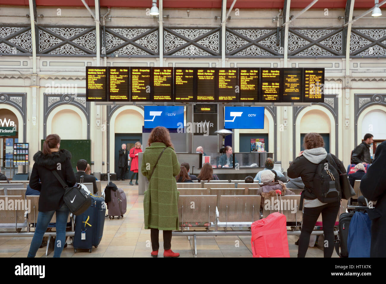 Passengers arriving and departing from Paddington Railway Station in ...