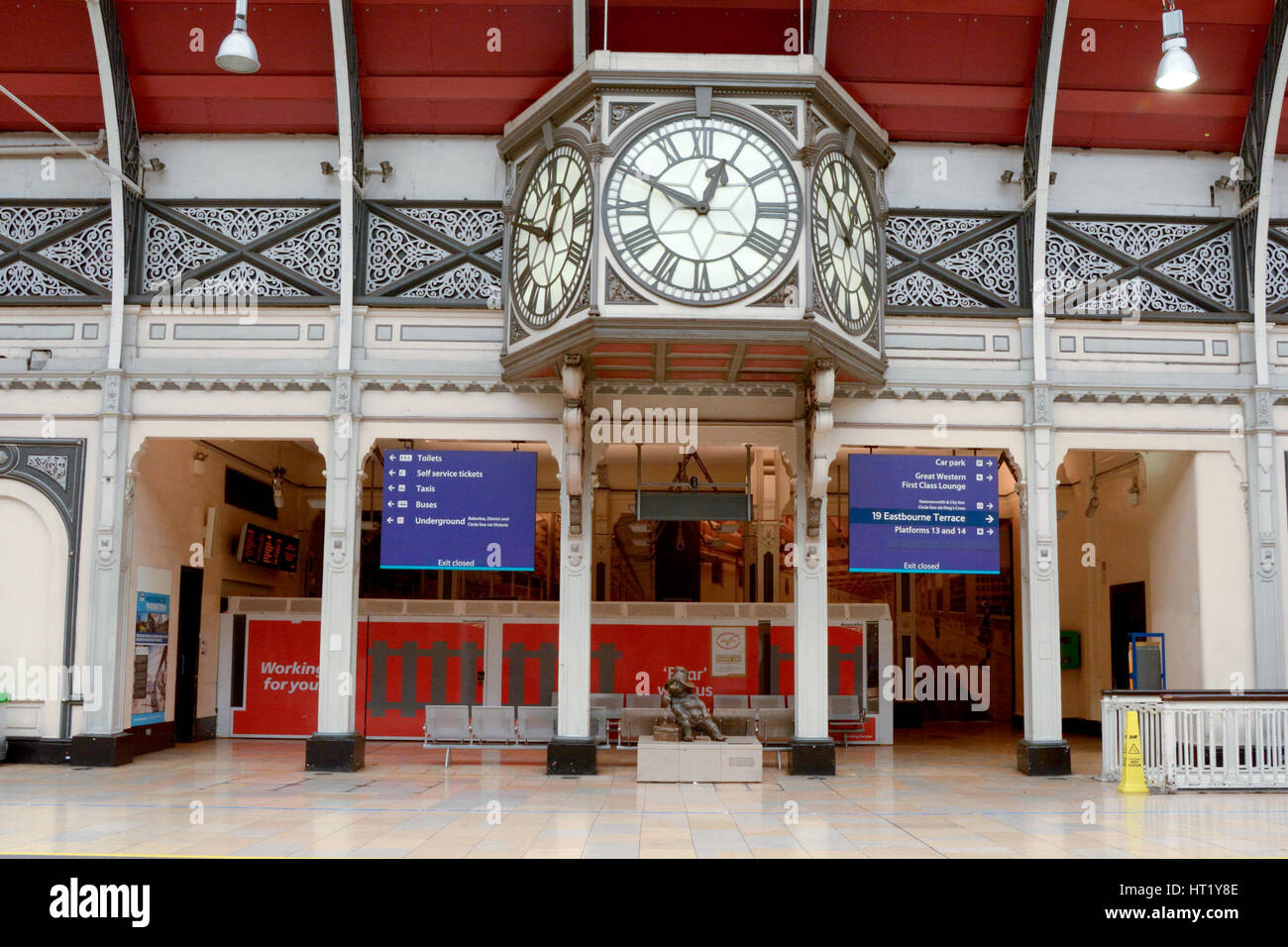 Paddington Bear sculpture on Platform 1 at Paddington Railway Station ...
