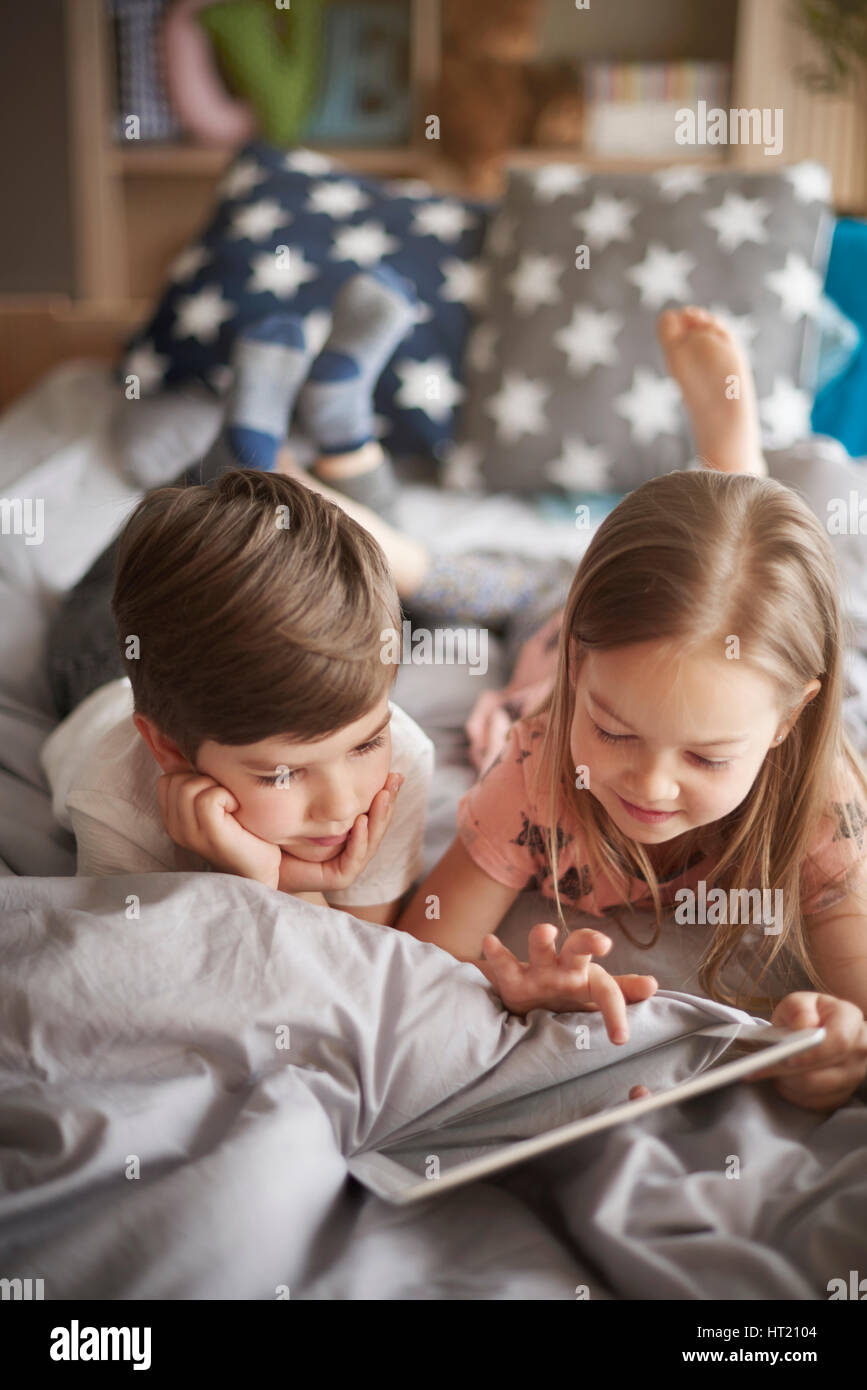 Children pointing at eyes hi-res stock photography and images - Alamy