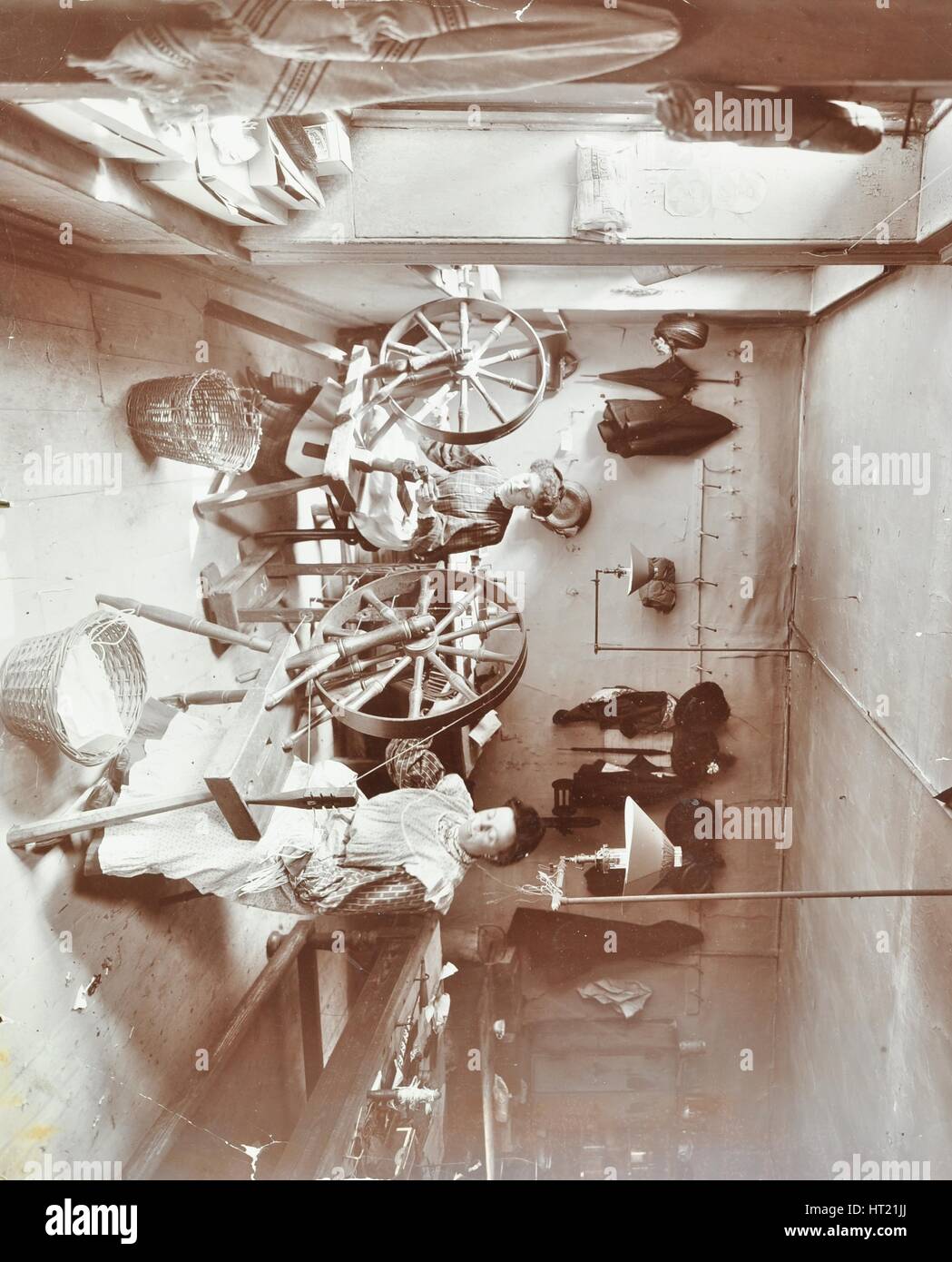 Women using spinning wheel hi-res stock photography and images - Alamy