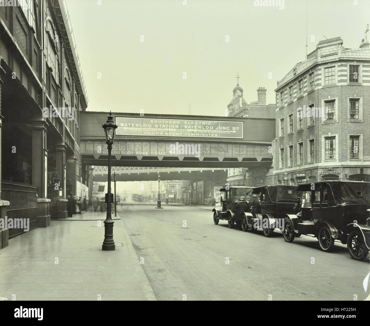 Railway station 1930s hi-res stock photography and images - Alamy