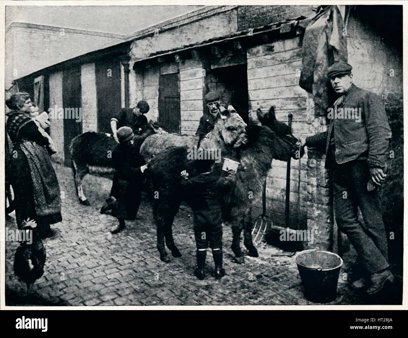 British working class 1900s hi-res stock photography and images - Alamy
