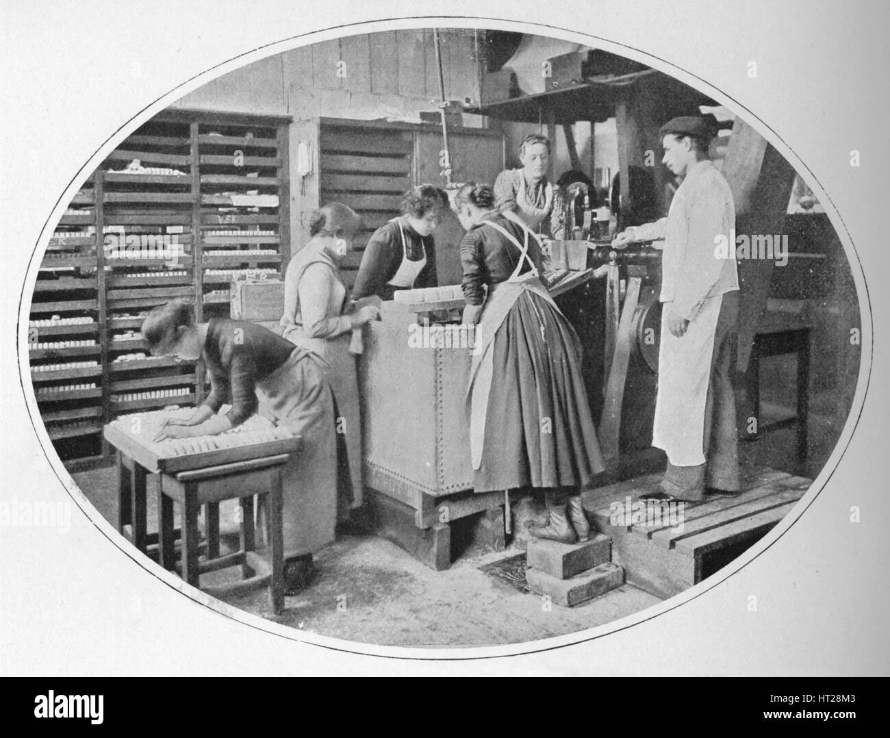 British working class 1900s hi-res stock photography and images - Alamy