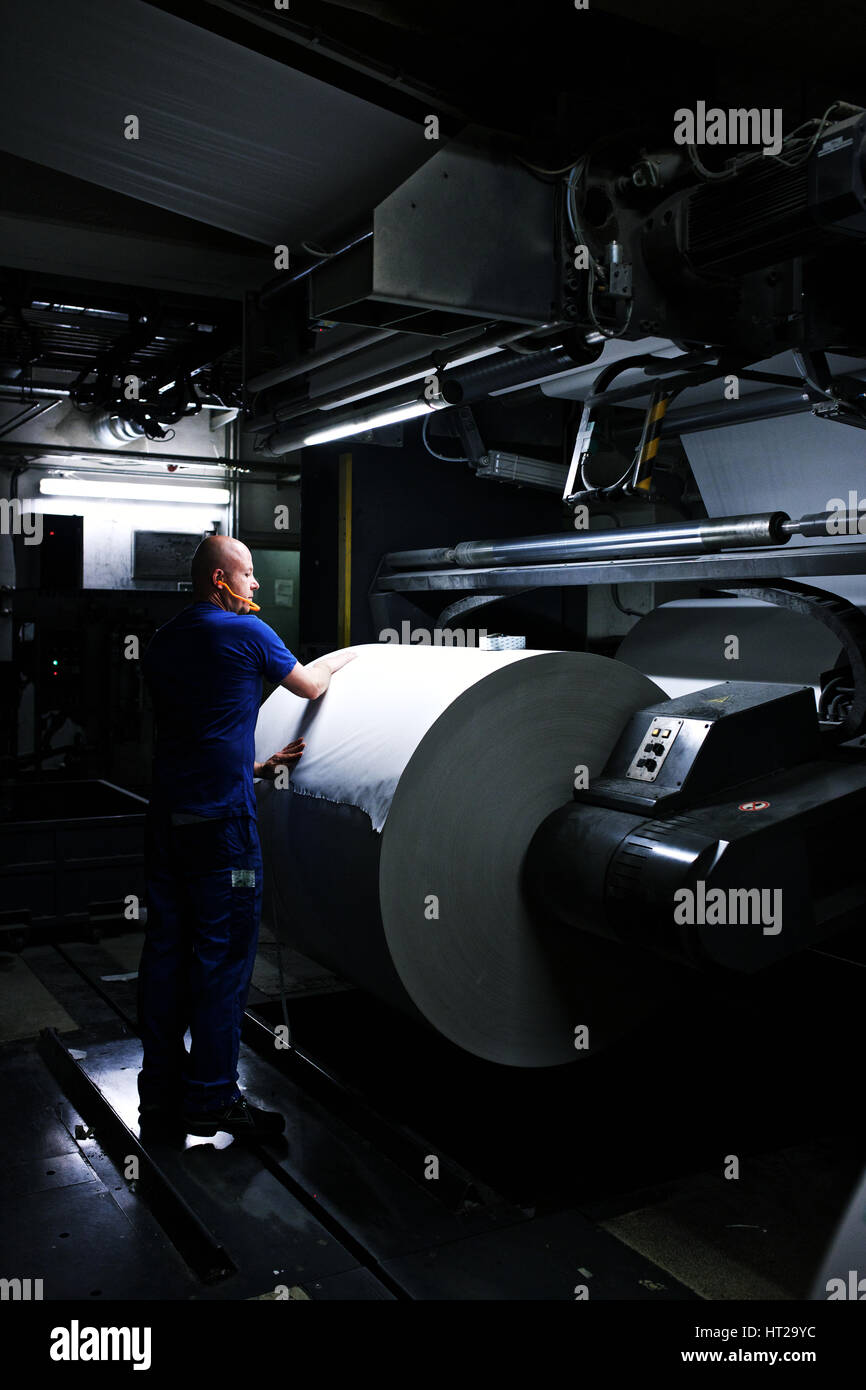 Newspaper worker printing press hi-res stock photography and images - Alamy