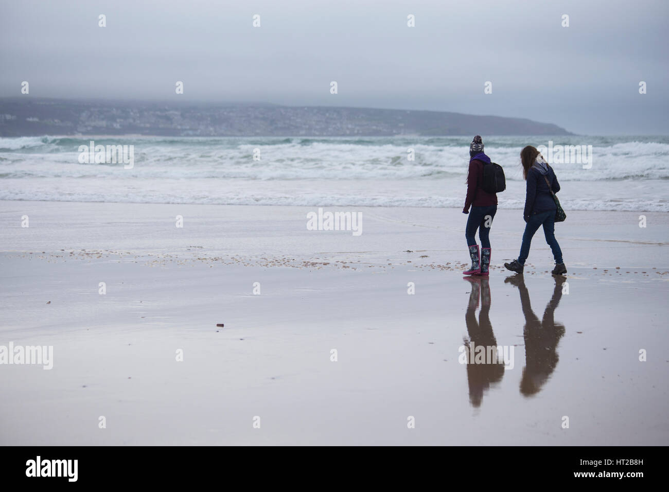 Women beach cornwall uk hi-res stock photography and images - Alamy