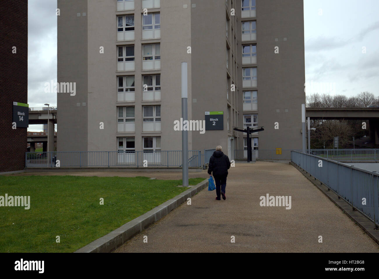 Cityscape individual alone walking hi-res stock photography and images ...