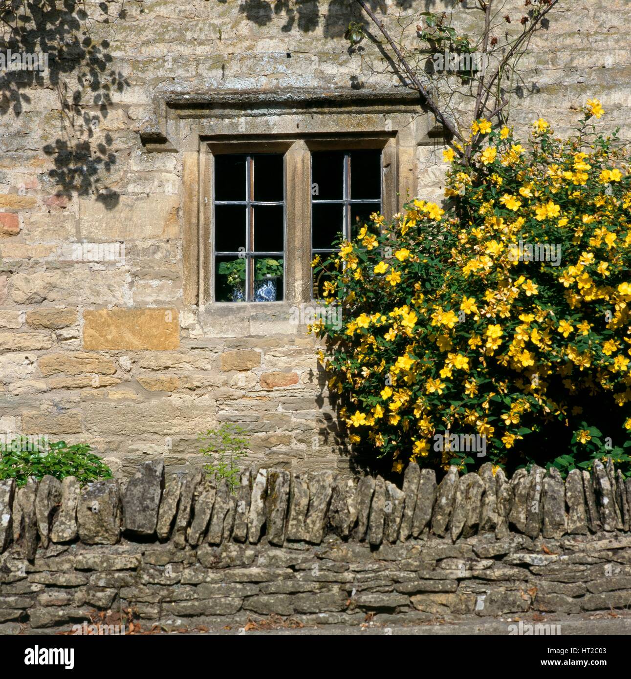 Stone mullioned cottage window, Lower Slaughter, Cotswolds ...
