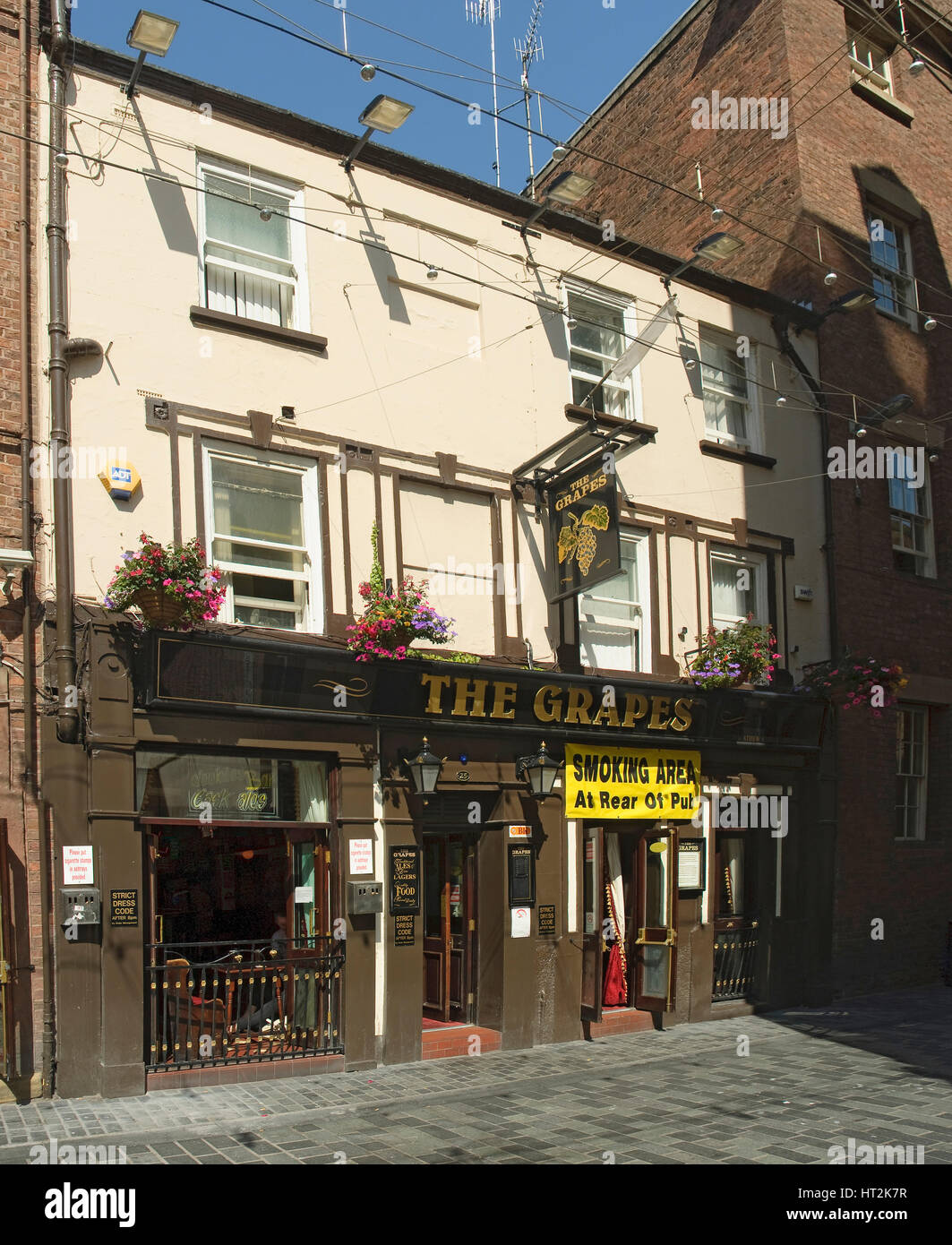 The Grapes pub in Mathew Street Liverpool Stock Photo - Alamy