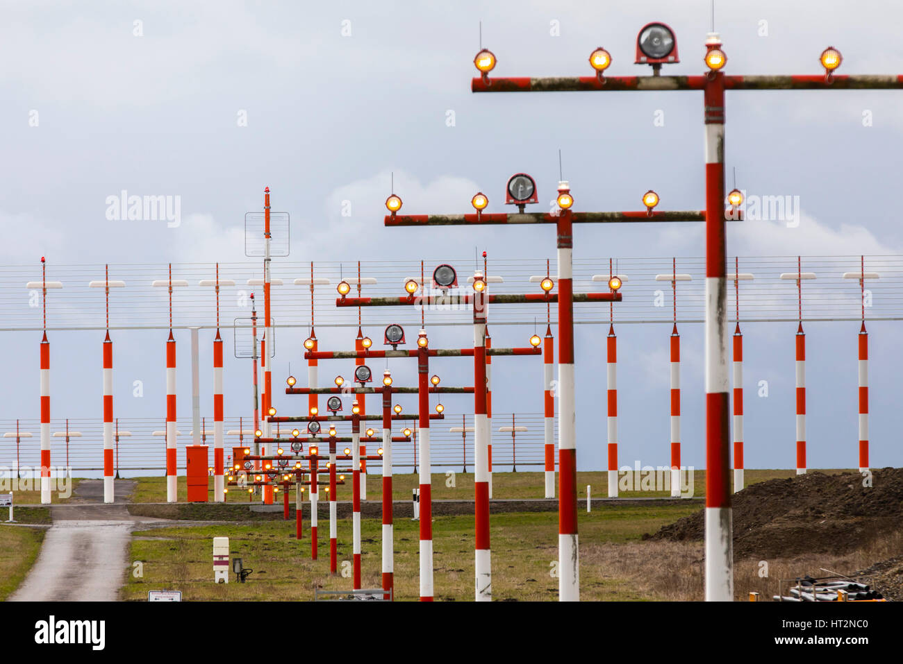 Runway approach lighting hi-res stock photography and images - Alamy