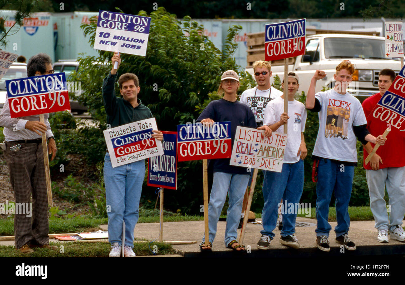 Clinton/Gore counter-protesters line the sidewalk across the street ...