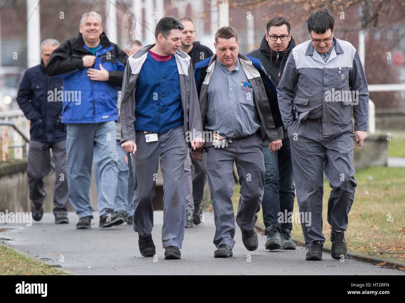 Opel workers enter the Opel factory in groups in Ruesselheim, Germany ...