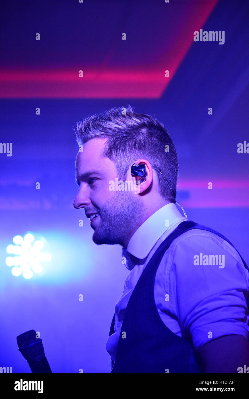 Irish Country Singer/Songwriter Derek Ryan live in concert as part of ...