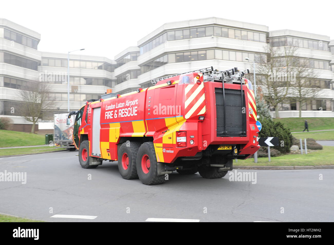Airport fire engine uk hi-res stock photography and images - Alamy