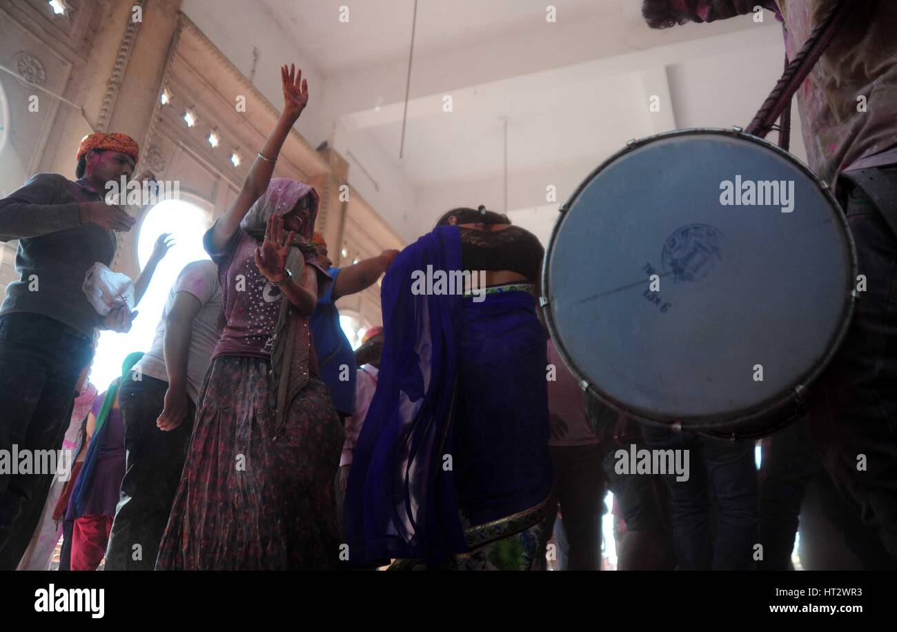 Mathura, Uttar Pradesh, India. 6th Mar, 2017. Mathura: Devotee dancing ...