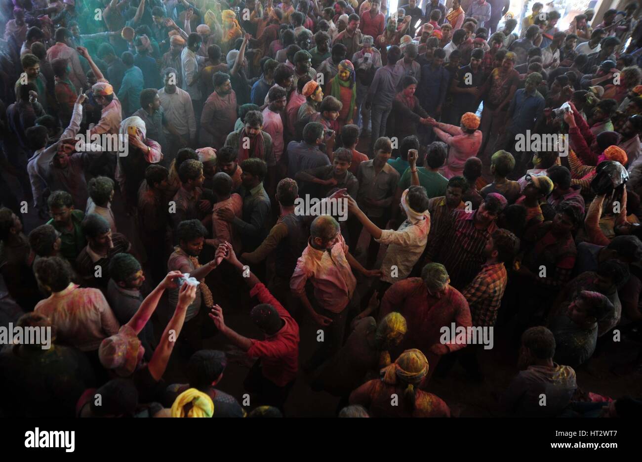 Mathura, Uttar Pradesh, India. 6th Mar, 2017. Mathura: Devotee dancing ...