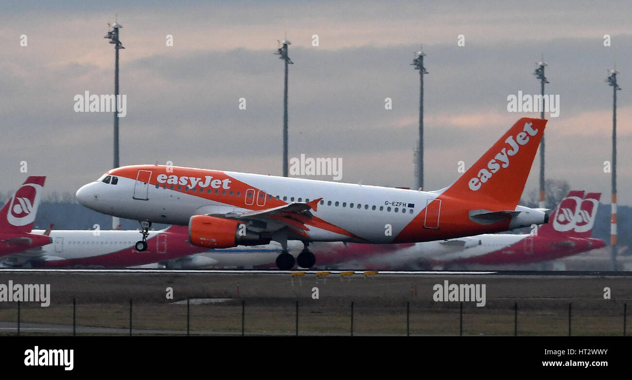 Easyjet front of aeroplane hi-res stock photography and images - Alamy