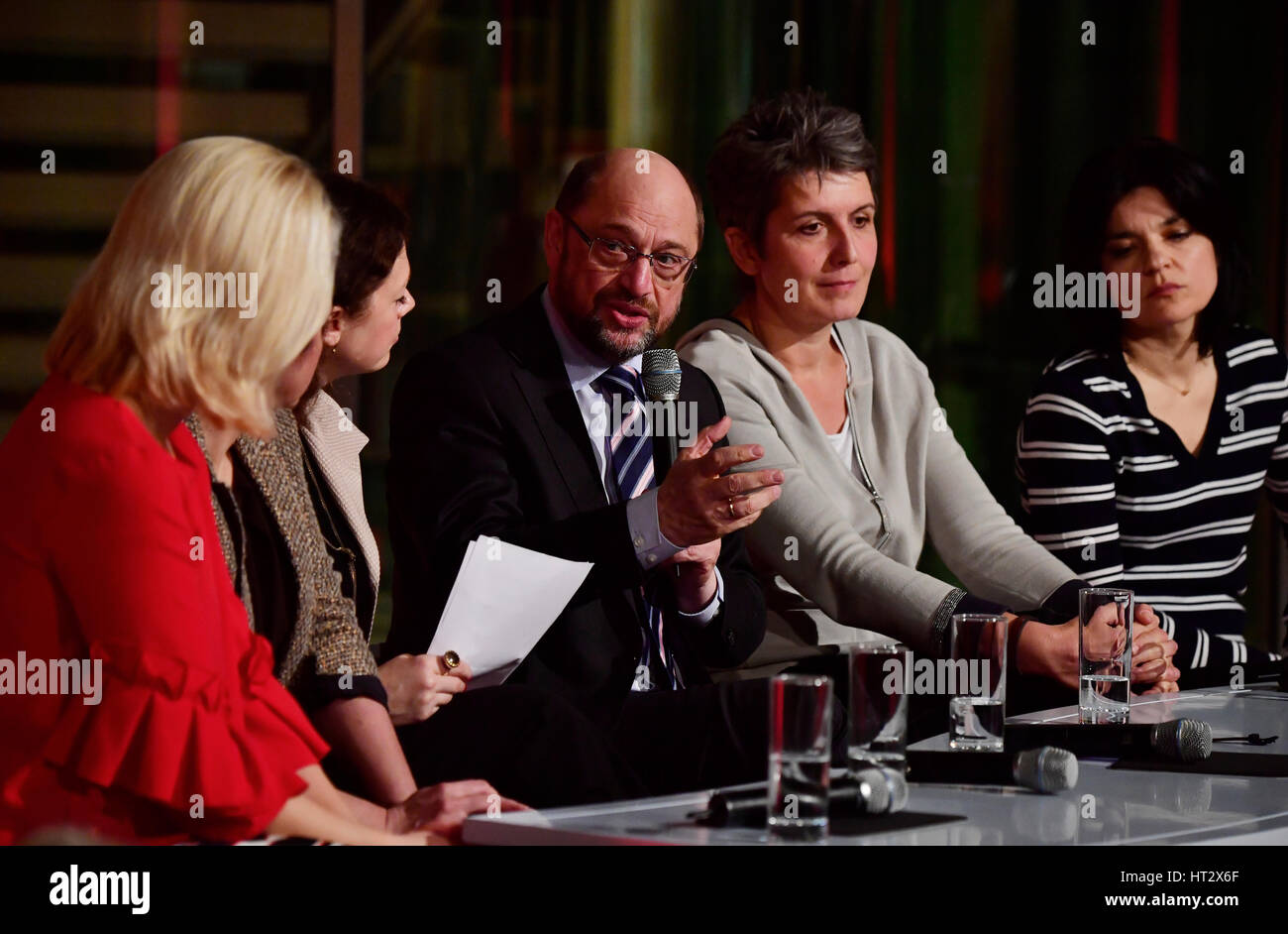 Berlin, Germany. 06th Mar, 2017. Actress Jasmin Tabatabai (R-L ...