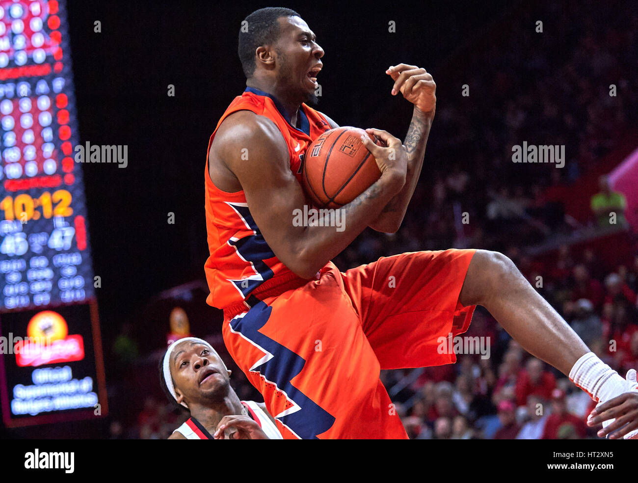 Illinois's forward Leron Black (12) grabs a rebound in the second half ...