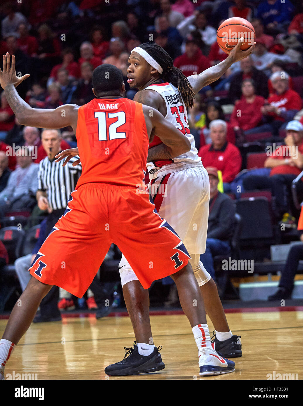 Rutgers' forward Deshawn Freeman (33) looks to make a play as Illinois ...